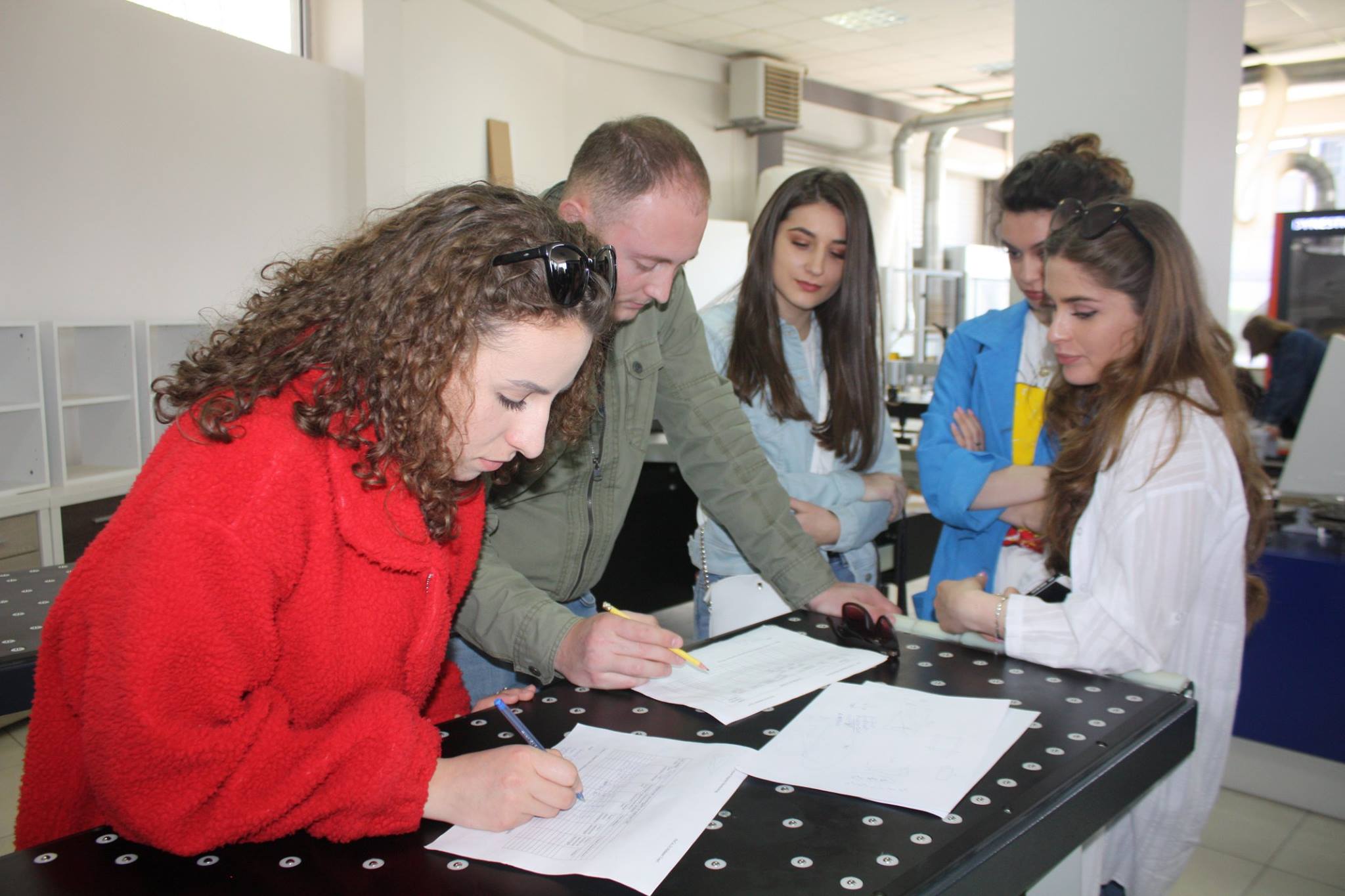 Studentët e UShAF realizuan vizitë studimore në qytetin e Shkupit ...